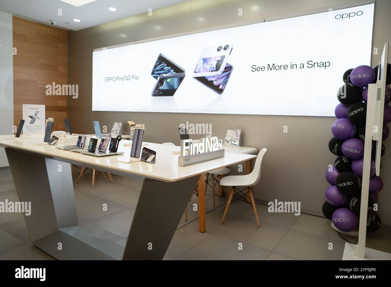 Oppo smartphone shop hi-res stock photography and images - Alamy