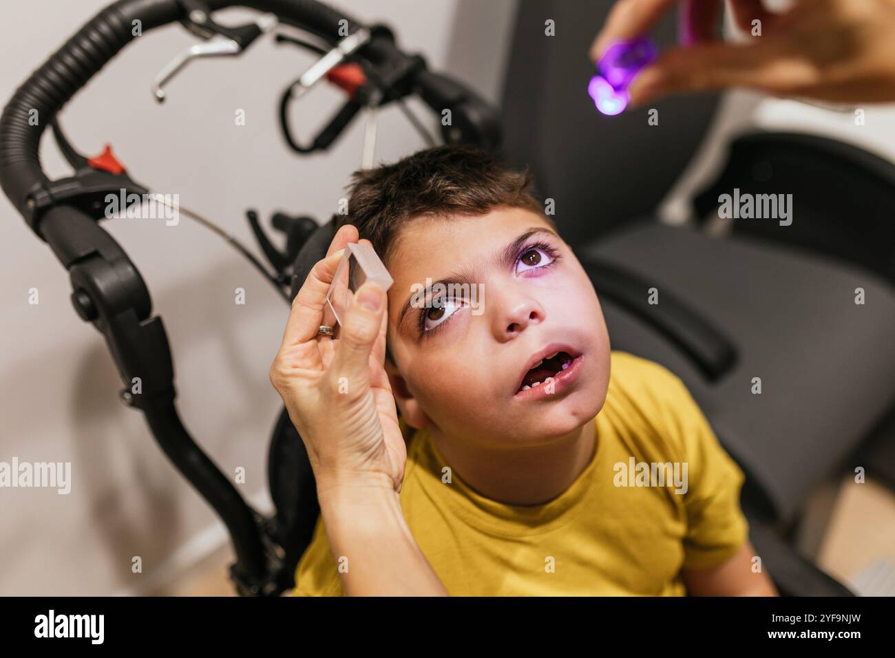Visual impairment children hi-res stock photography and images - Alamy