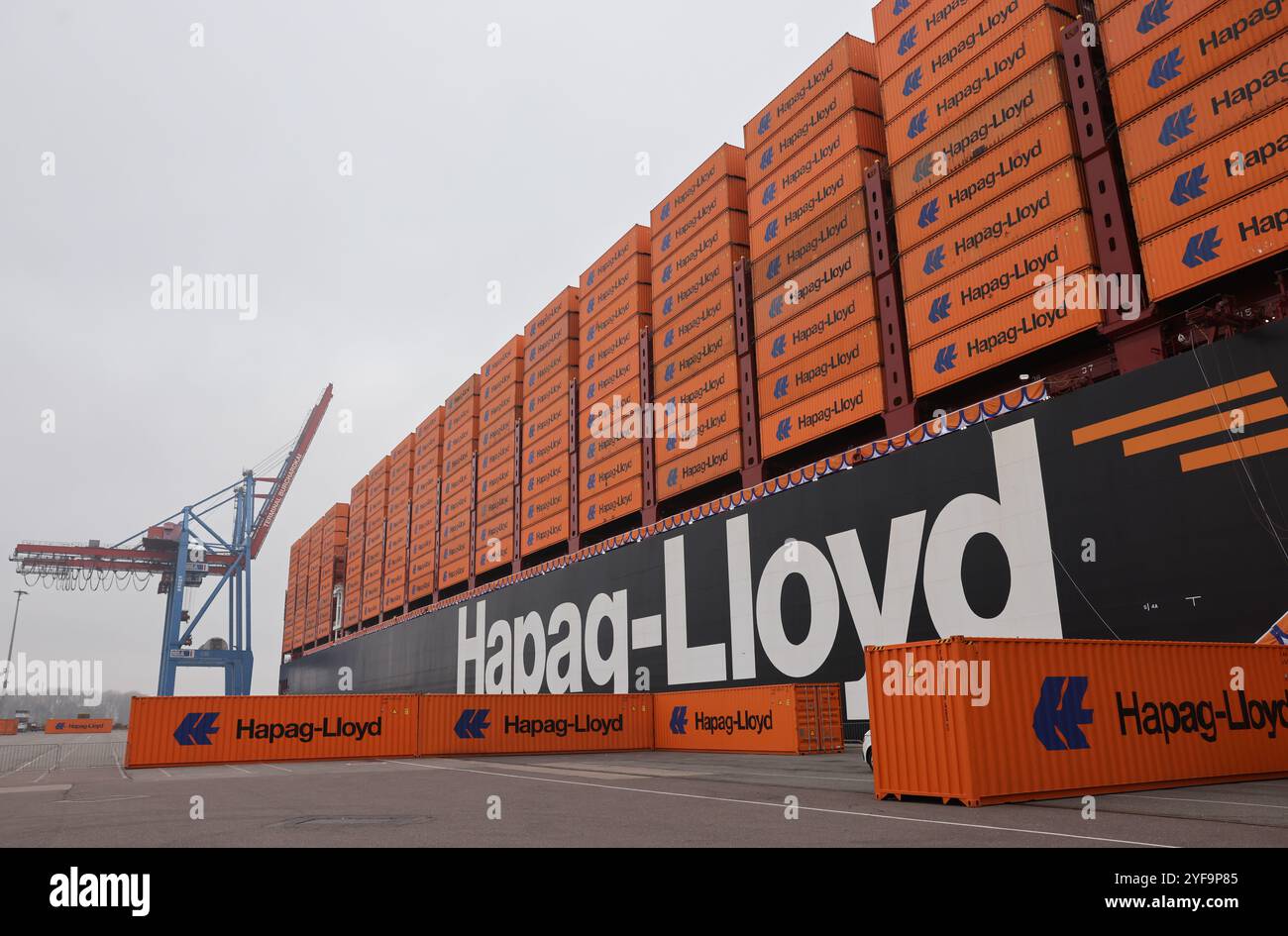 Hamburg, Germany. 04th Nov, 2024. The Hapag-Lloyd container ship ...