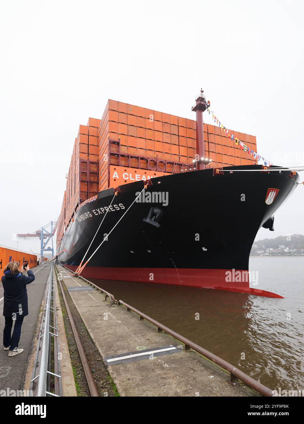 Hamburg, Germany. 04th Nov, 2024. The Hapag-Lloyd container ship ...