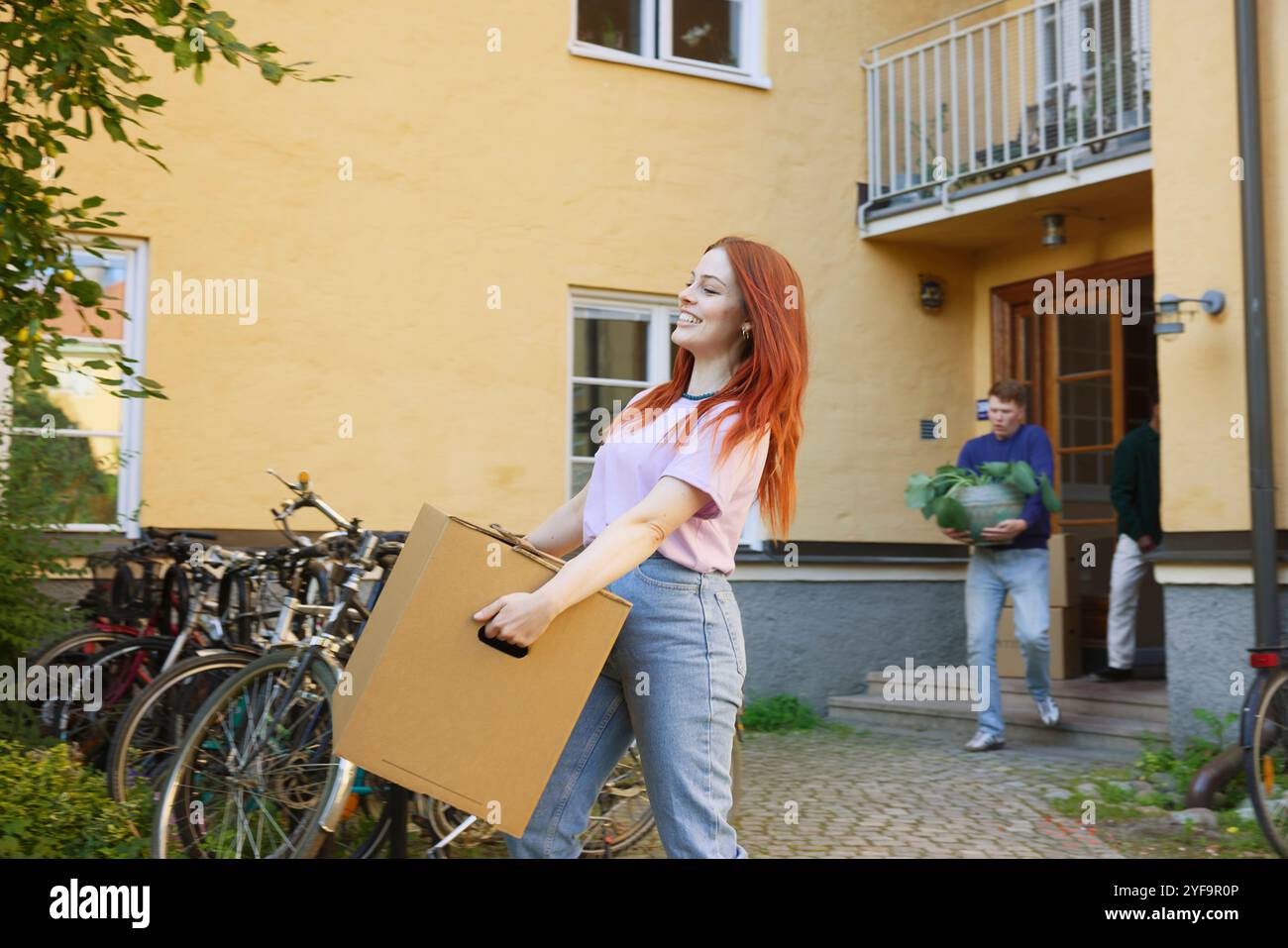 Leaving building hi-res stock photography and images - Alamy