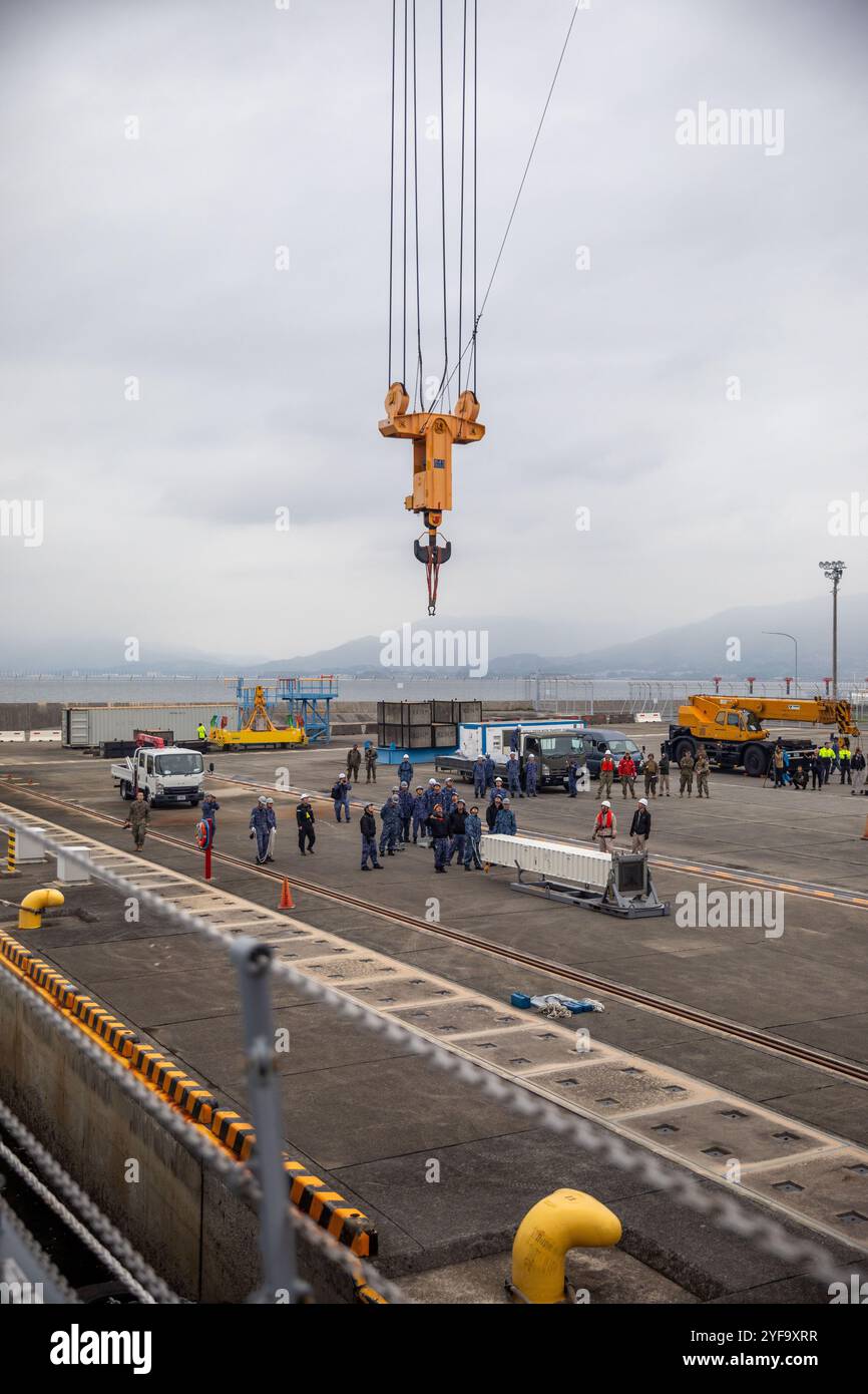 Japan Maritime Self-Defense Force members assigned to the destroyer JS ...