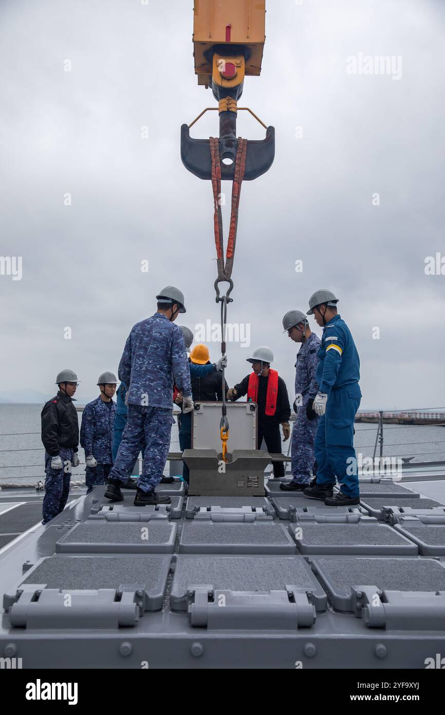 Japan Maritime Self-Defense Force members assigned to the destroyer JS ...