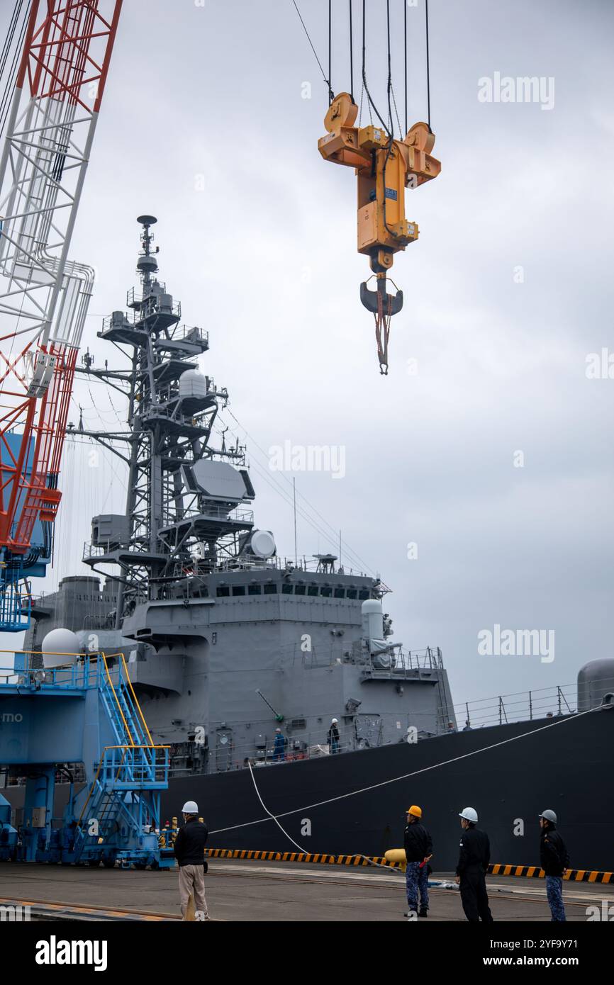Japan Maritime Self-Defense Force members assigned to the destroyer JS ...