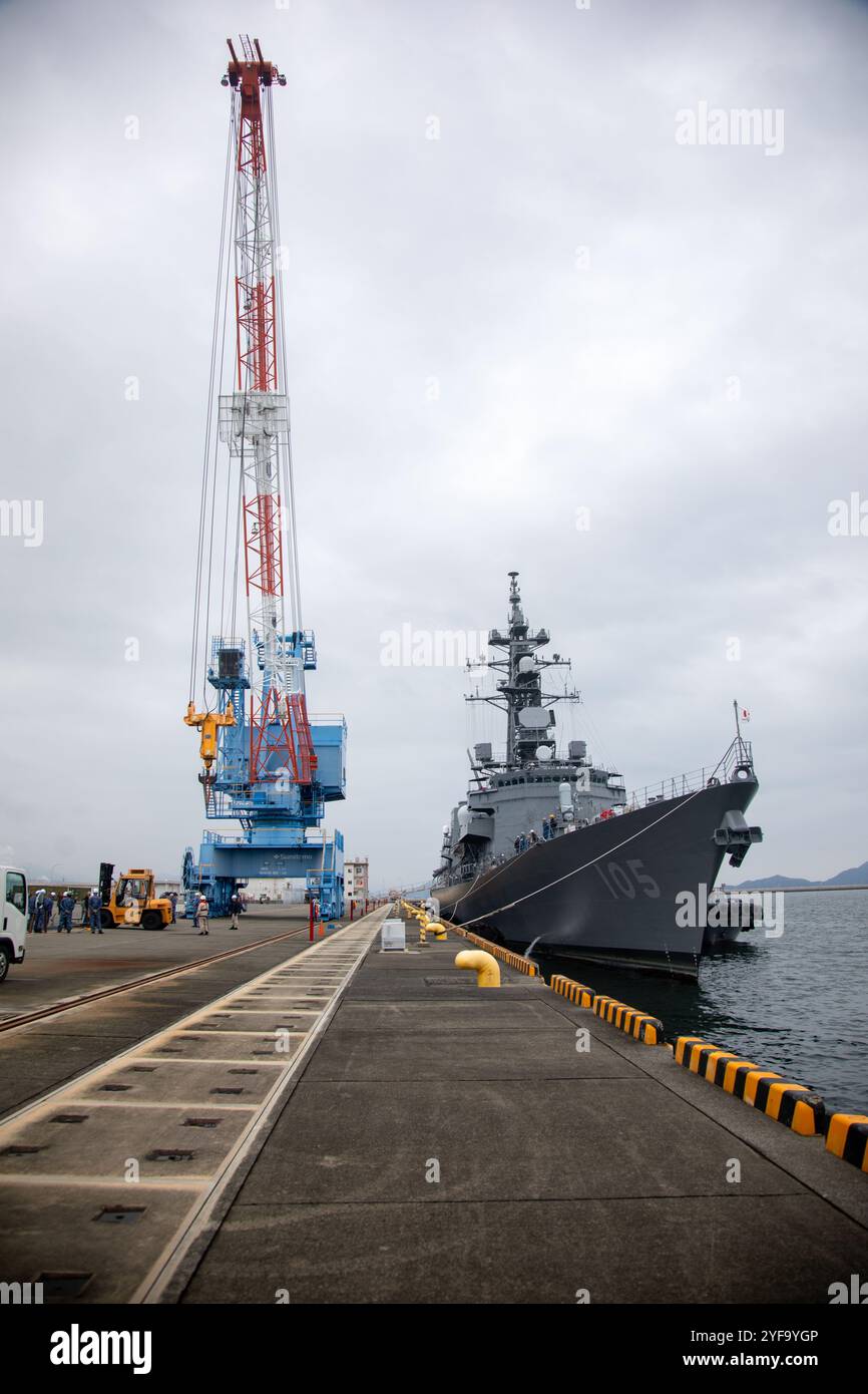 Japan Maritime Self-Defense Force members assigned to the destroyer JS ...