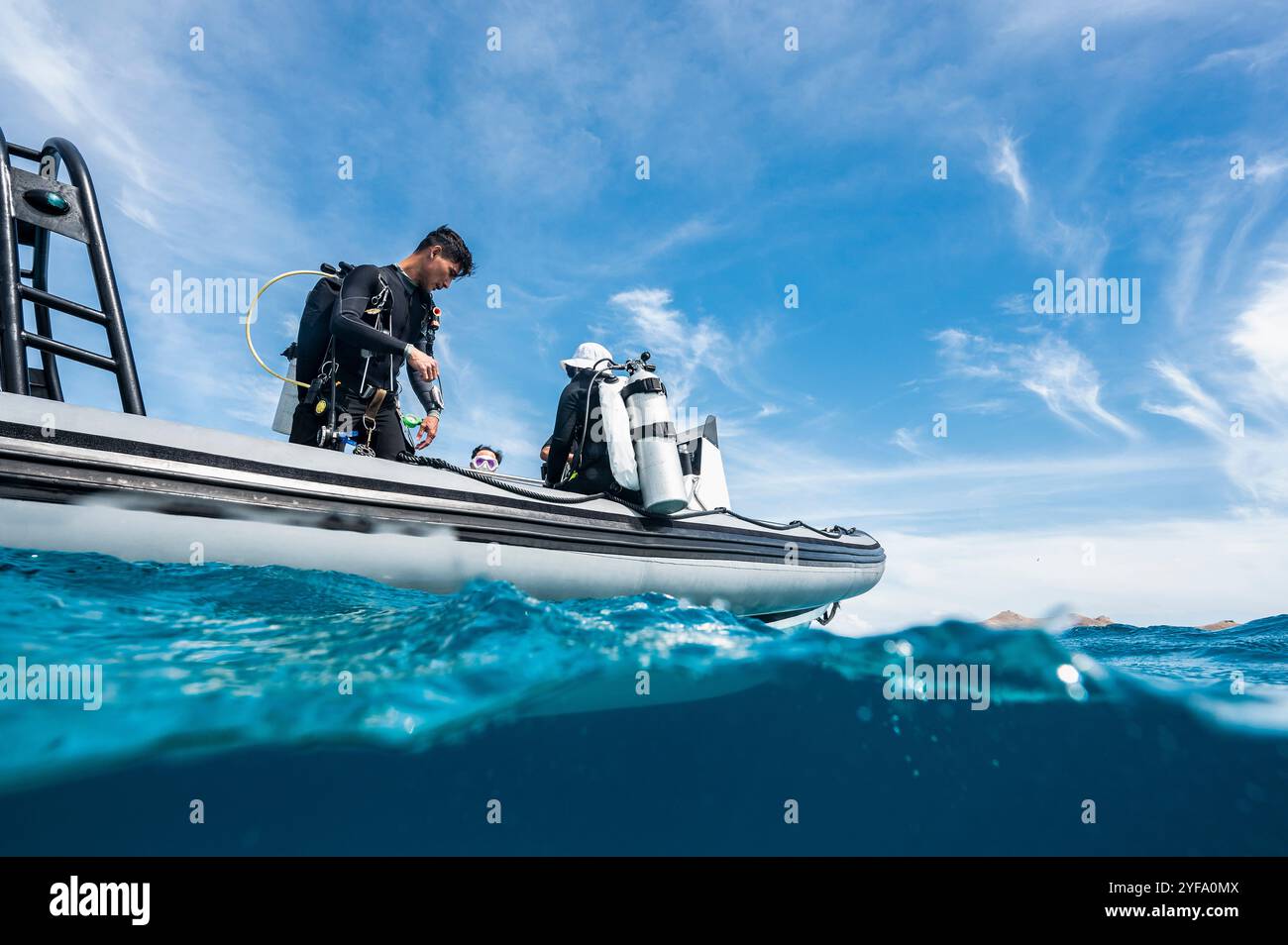 Scuba divers getting ready for diving hi-res stock photography and ...
