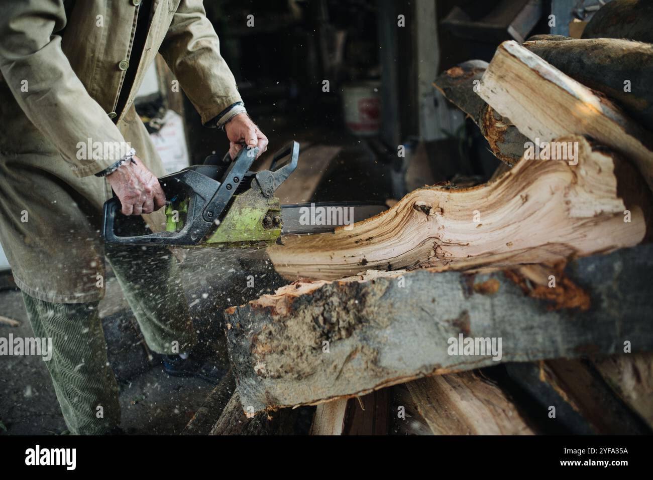 Man cutting wood chainsaw hi-res stock photography and images - Alamy