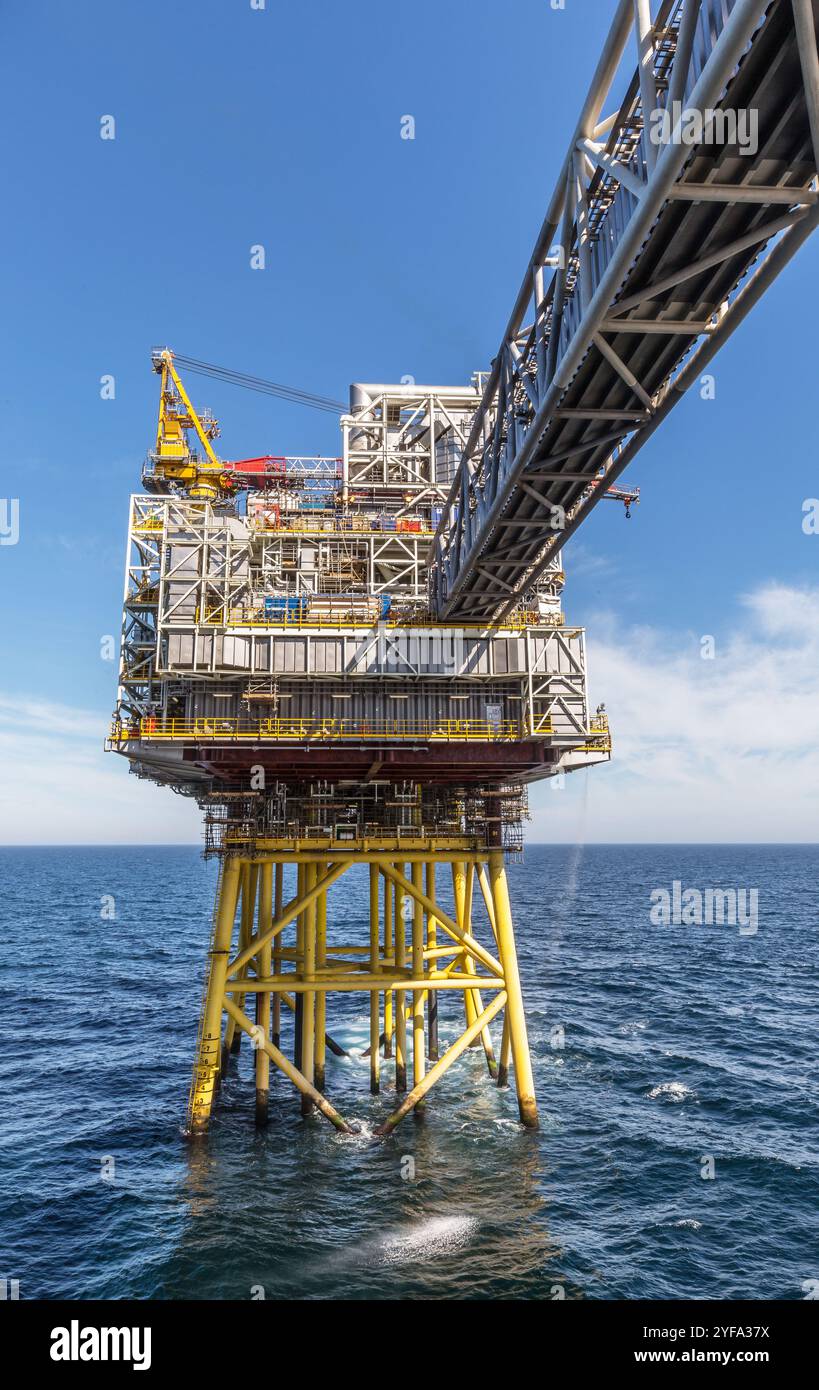 Oil rig scotland hi-res stock photography and images - Alamy