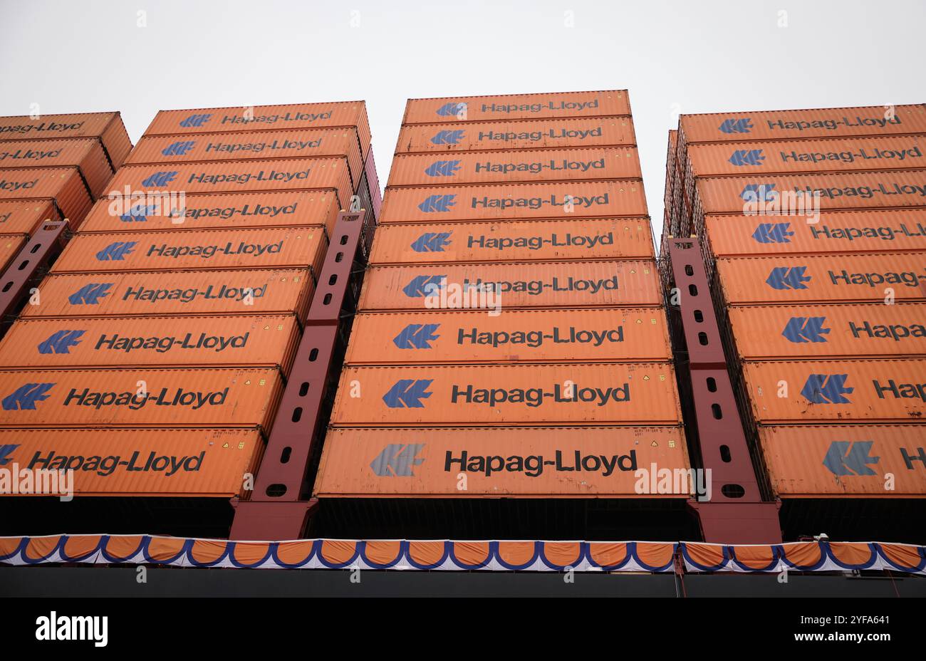 Hamburg, Germany. 04th Nov, 2024. The Hapag-Lloyd container ship ...
