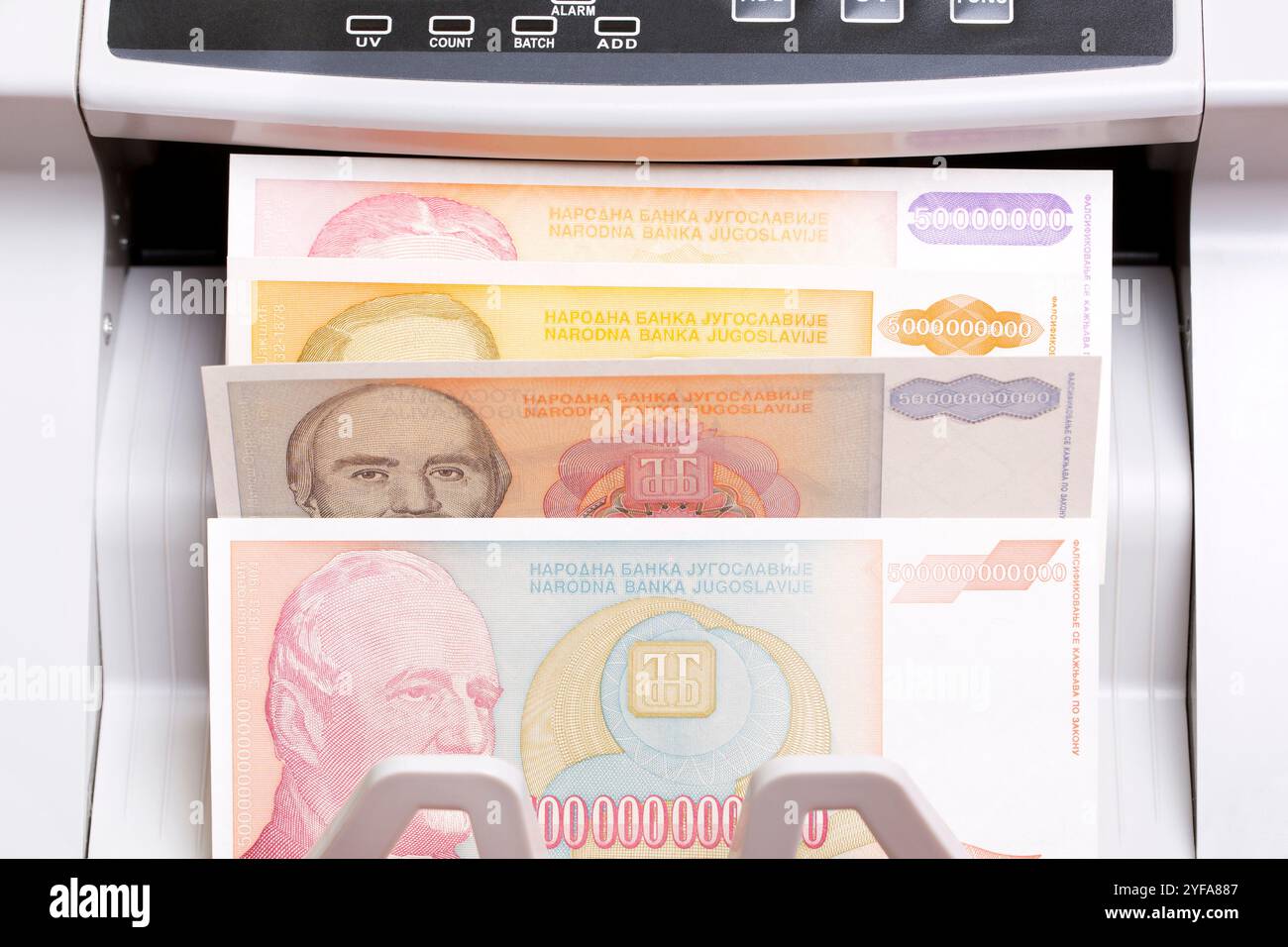 Yugoslav money - dinar in the counting machine Stock Photo - Alamy