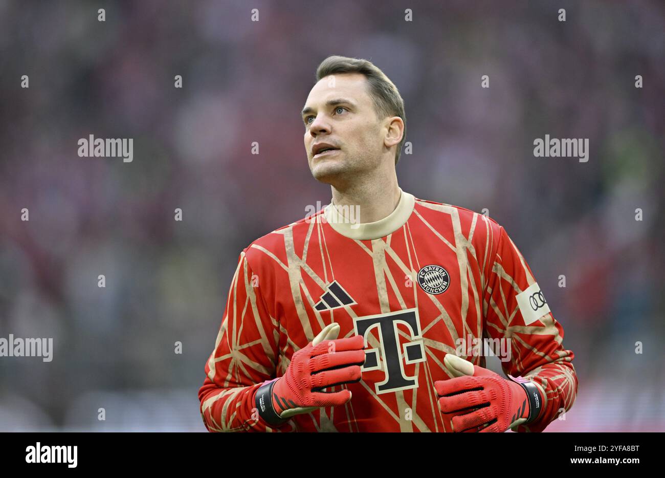 Goalkeeper Manuel Neuer FC Bayern Munich FCB (01) portrait during warm ...
