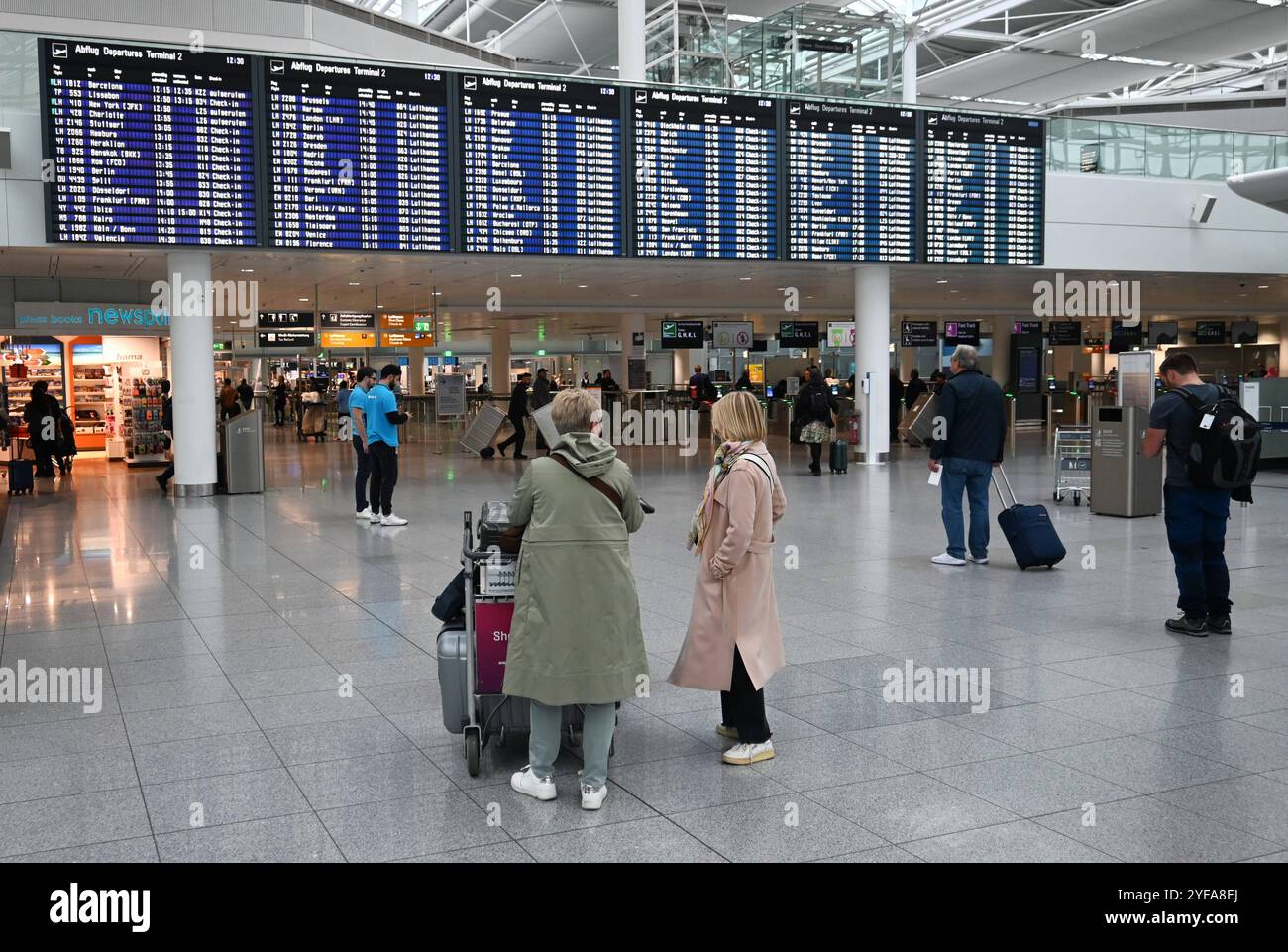 München Flughafen, Abflug-Tafel in Terminal 2 *** Munich Airport ...