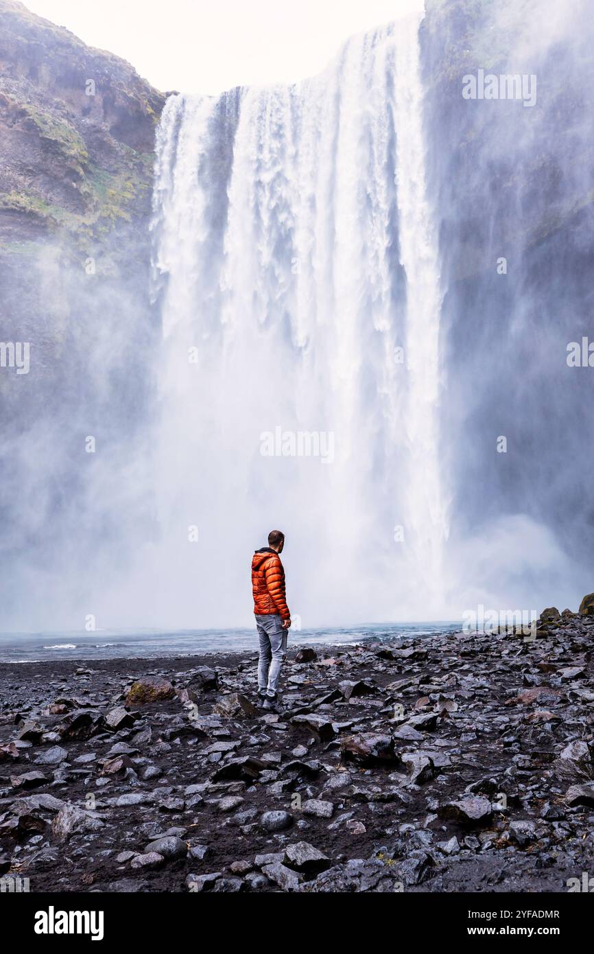 Man admiring the powerful skógafoss waterfall in Iceland breathtaking ...
