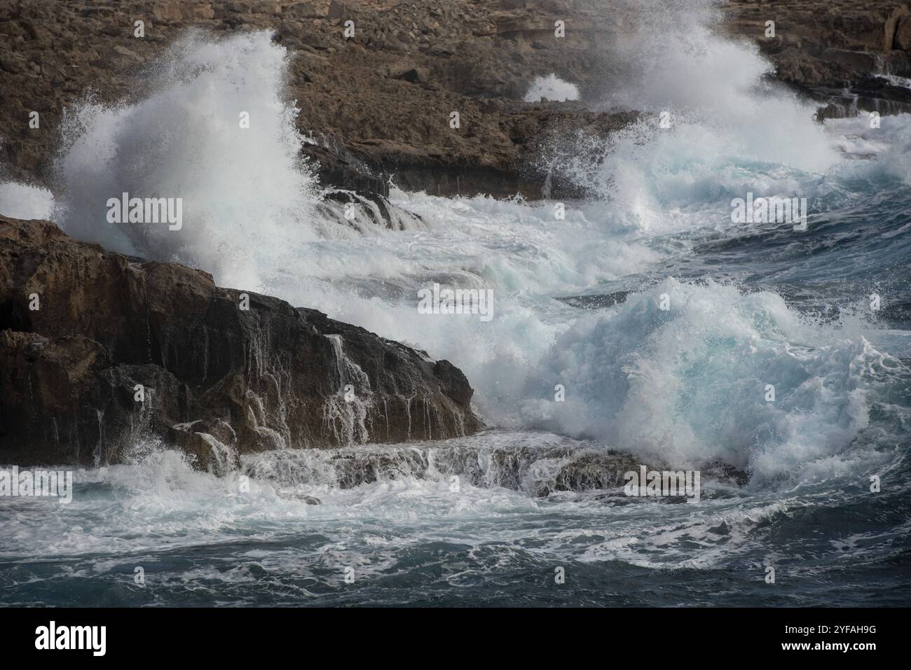Ocean waves on rock shore hi-res stock photography and images - Alamy
