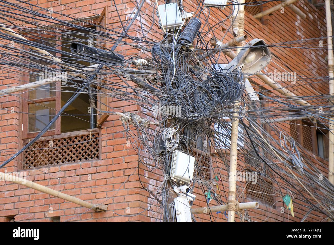 Messy cables and wires hi-res stock photography and images - Alamy