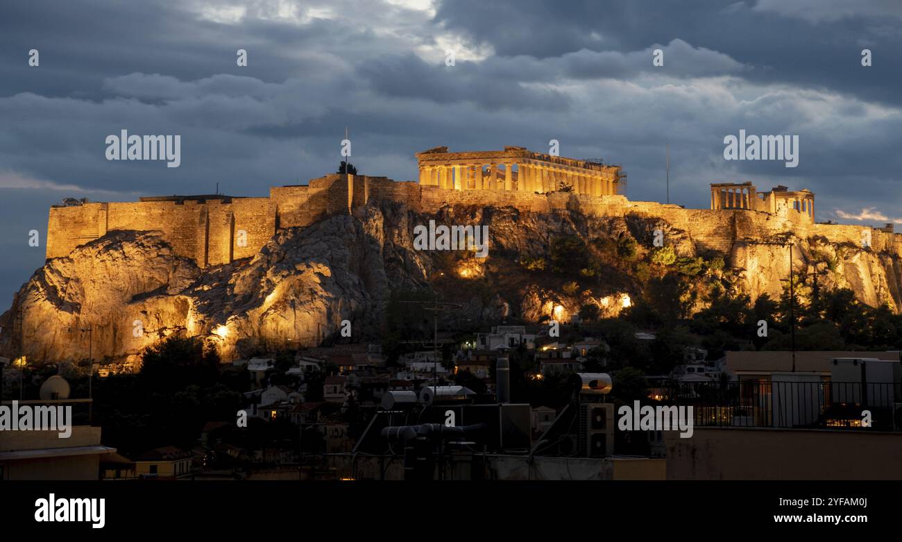 The famous Athens Parthenon at Acropolis hill in Athens Greece, during a cloudy sunset Stock ...