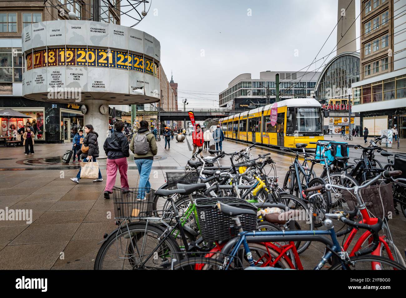 Berlin Mitte, Alexanderplatz mit beschädigter Weltzeituhr - 04.11.2024 ...