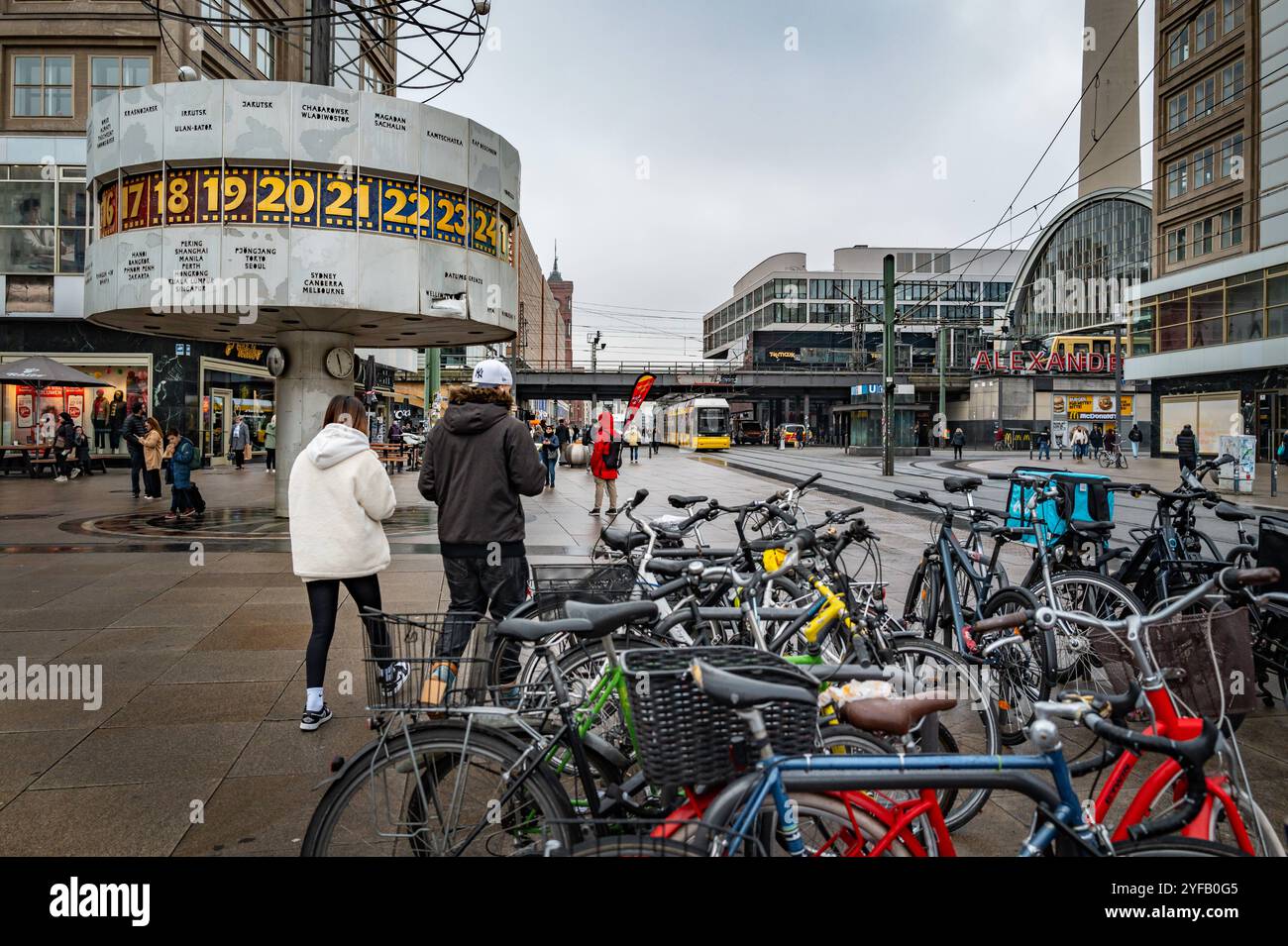 Berlin Mitte, Alexanderplatz mit beschädigter Weltzeituhr - 04.11.2024 ...