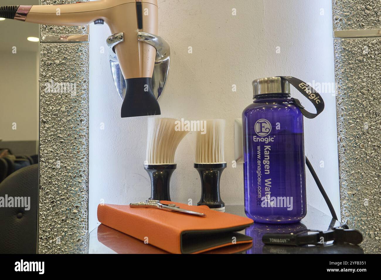 Beauty salon brushes hi-res stock photography and images - Alamy
