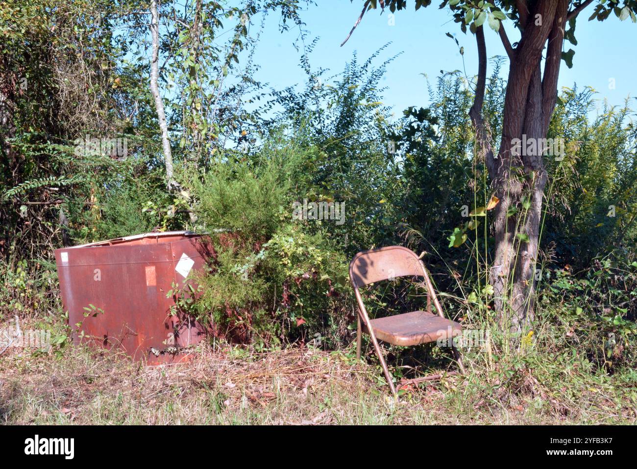 Trash on side of road Stock Photo - Alamy