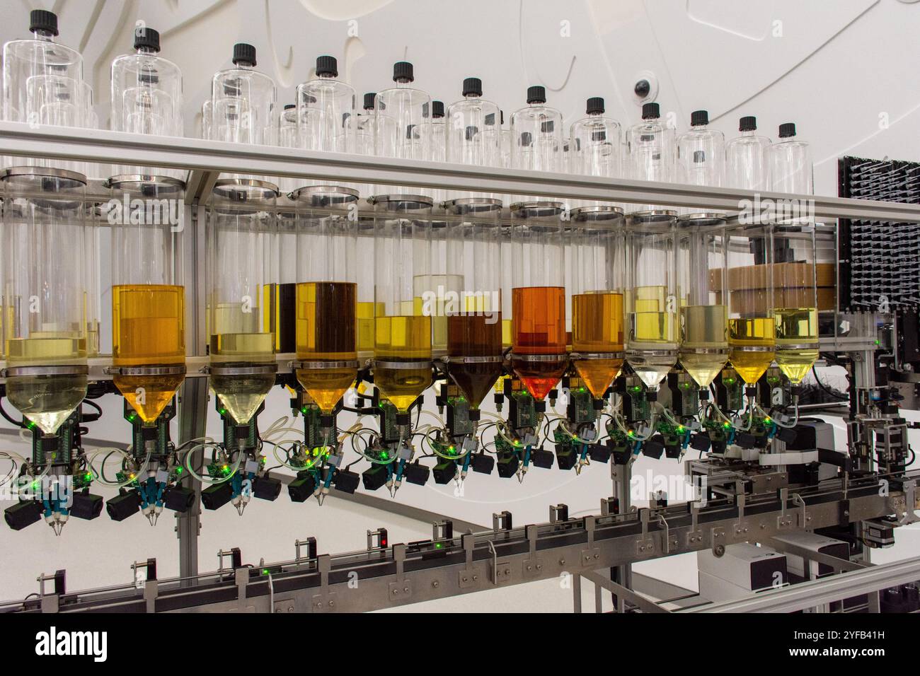 Perfume bottle hi hi-res stock photography and images - Alamy