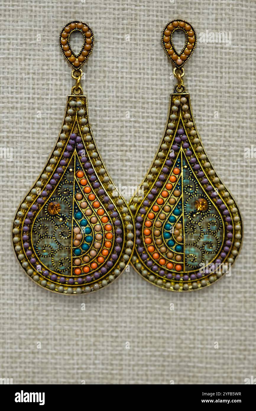 Dangle hi-res stock photography and images - Alamy