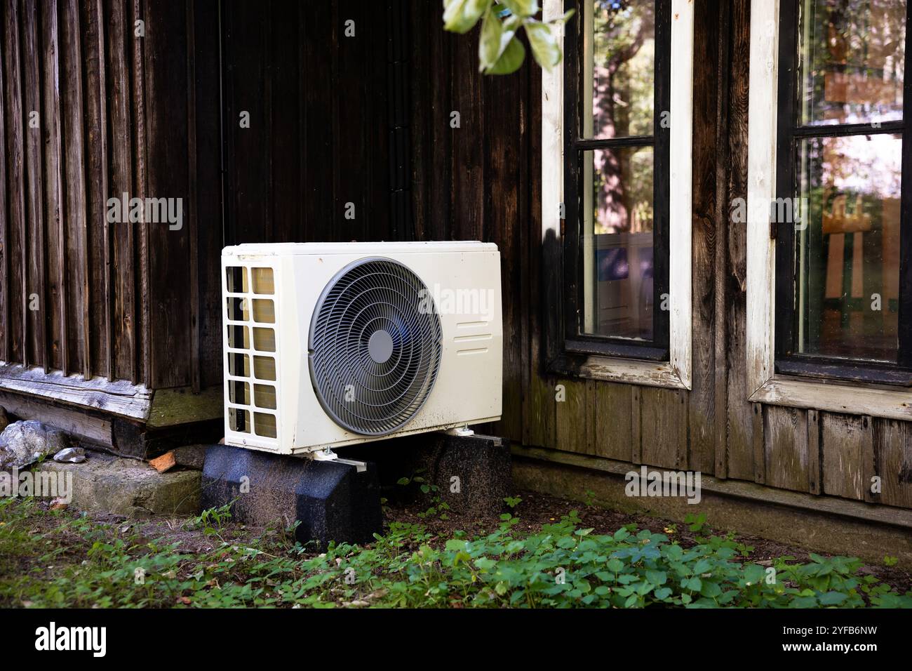 Air conditioning unit mounted hi-res stock photography and images - Alamy