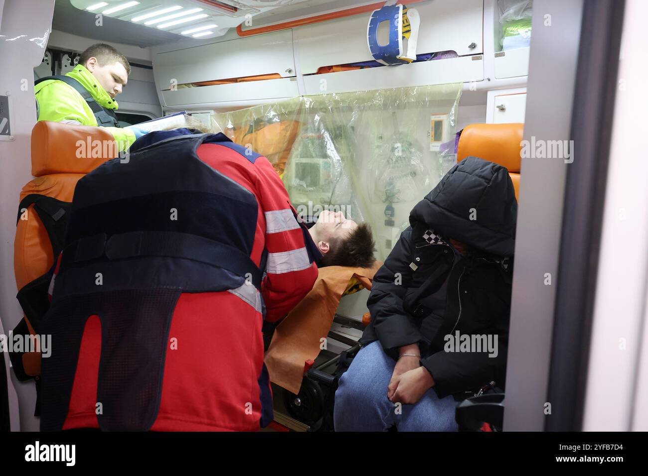 Non Exclusive: KHARKIV, UKRAINE - NOVEMBER 3, 2024 - Paramedics give ...