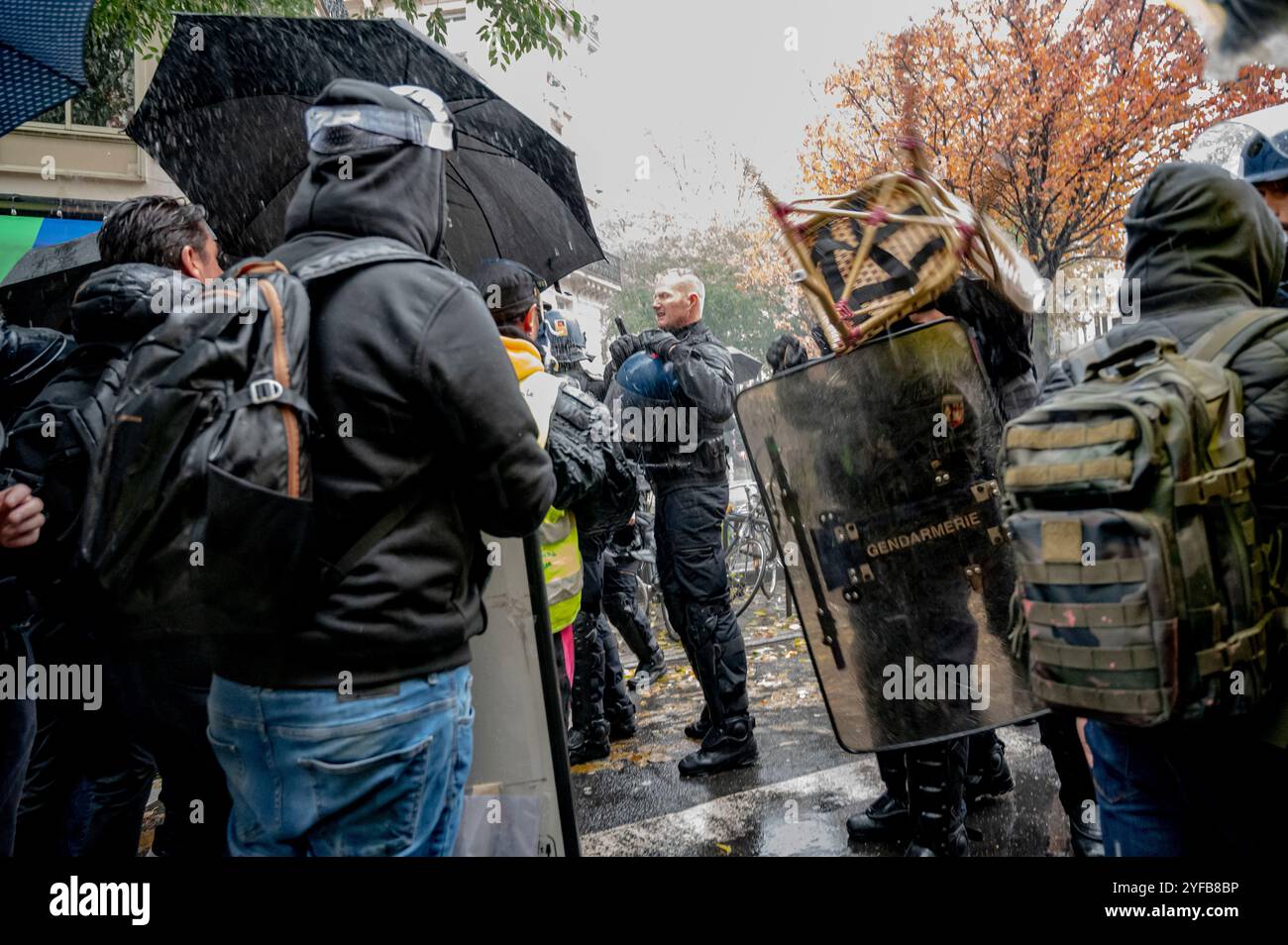 Police hit with batons hi-res stock photography and images - Alamy
