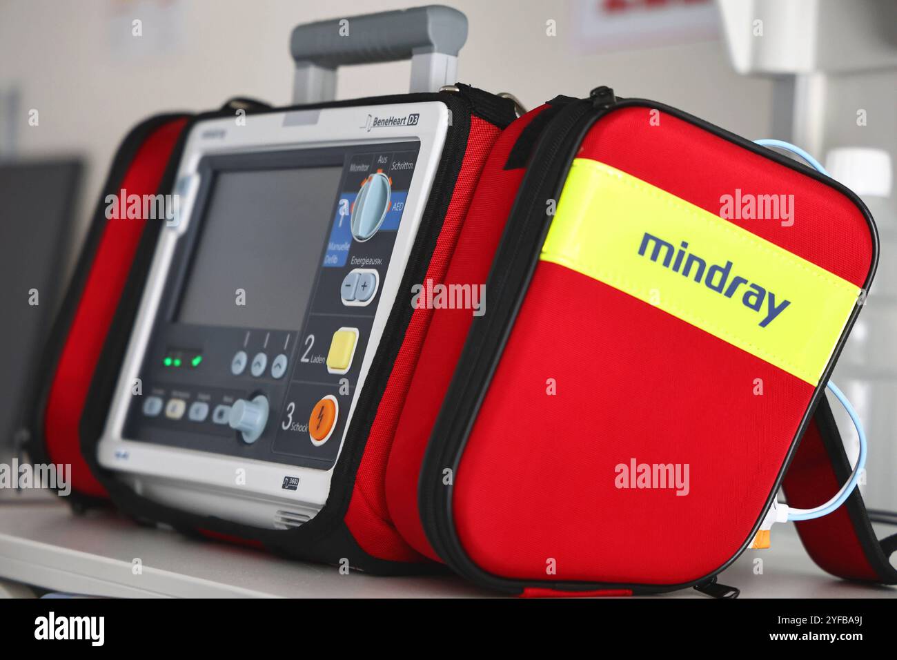 Krankenhaus 23.10.2024, Krankenhaus, Defibrillator BeneHeart D3 der ...