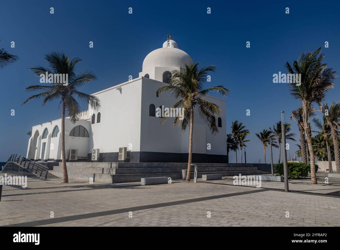Island Mosque on the corniche promenade in Jeddah, Saudi Arabia Stock ...