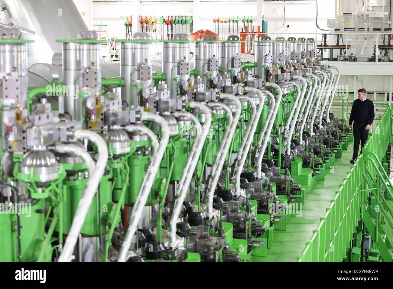 Hamburg, Germany. 04th Nov, 2024. View into the engine room of the main ...