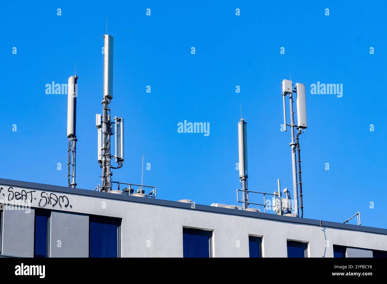 Mobile antenne strahlung hi-res stock photography and images - Alamy