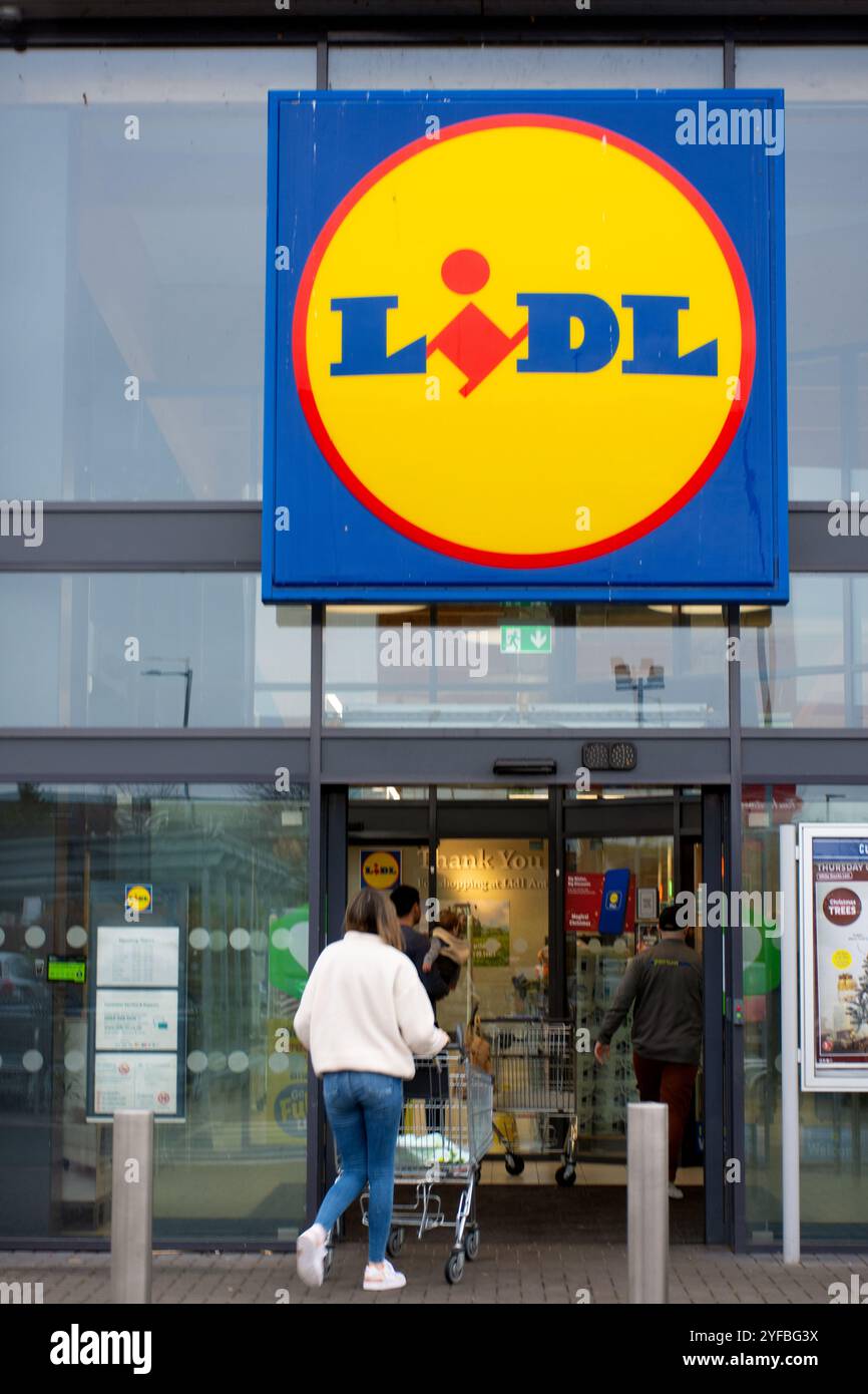 Lidl shop ireland hi-res stock photography and images - Alamy