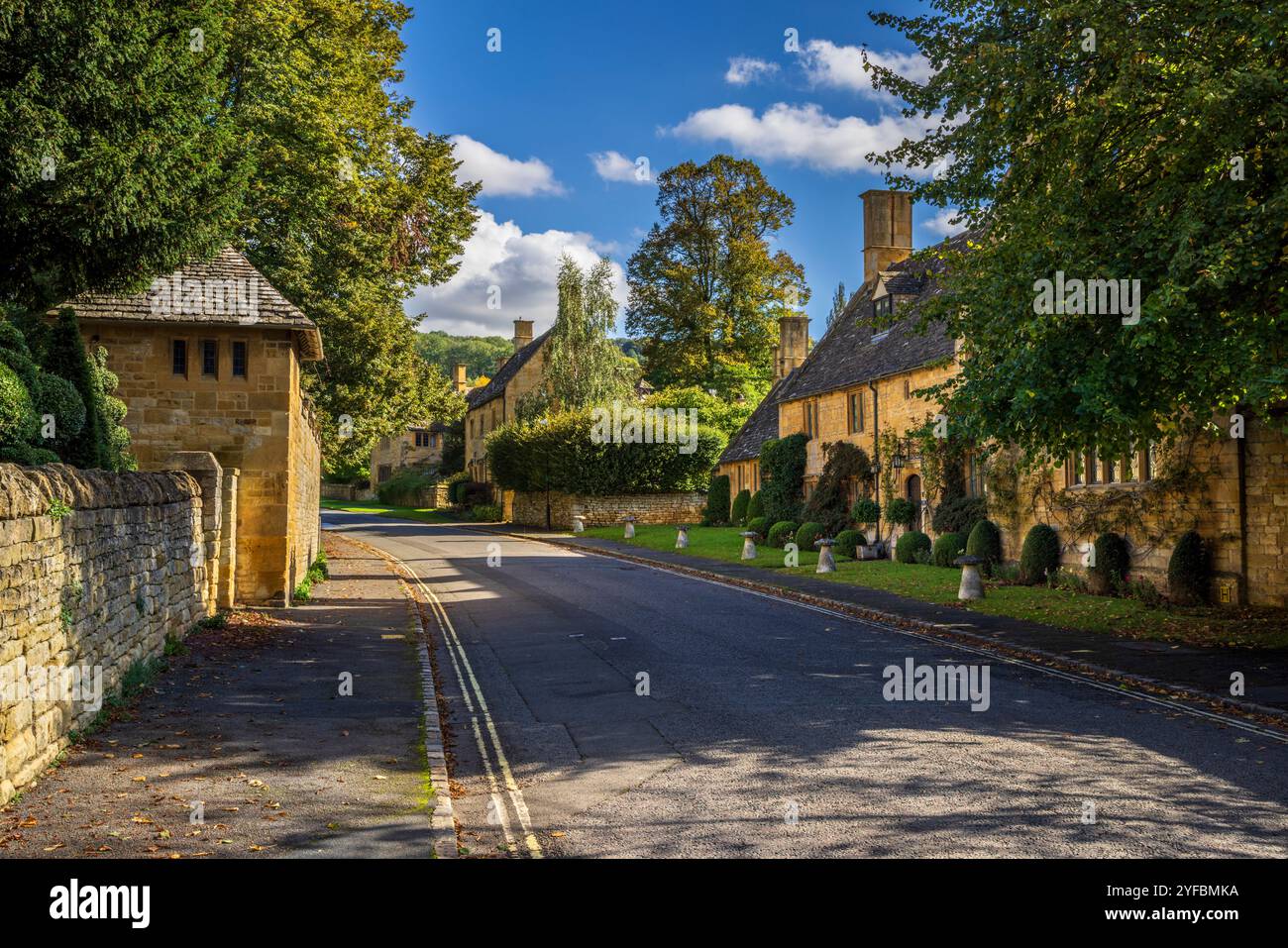 The Cotswold Stone cottages of Broadway High Street, Cotswolds AONB ...