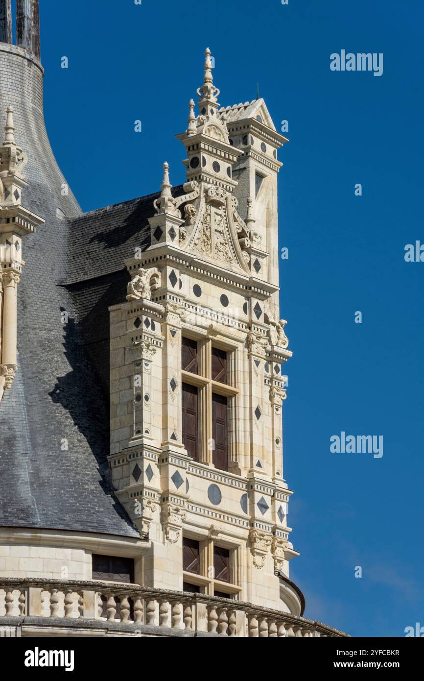 French chateau window hi-res stock photography and images - Alamy
