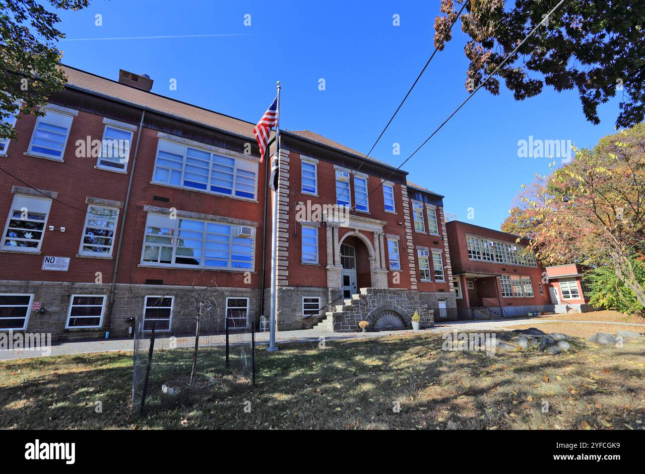 American school building hi-res stock photography and images - Alamy