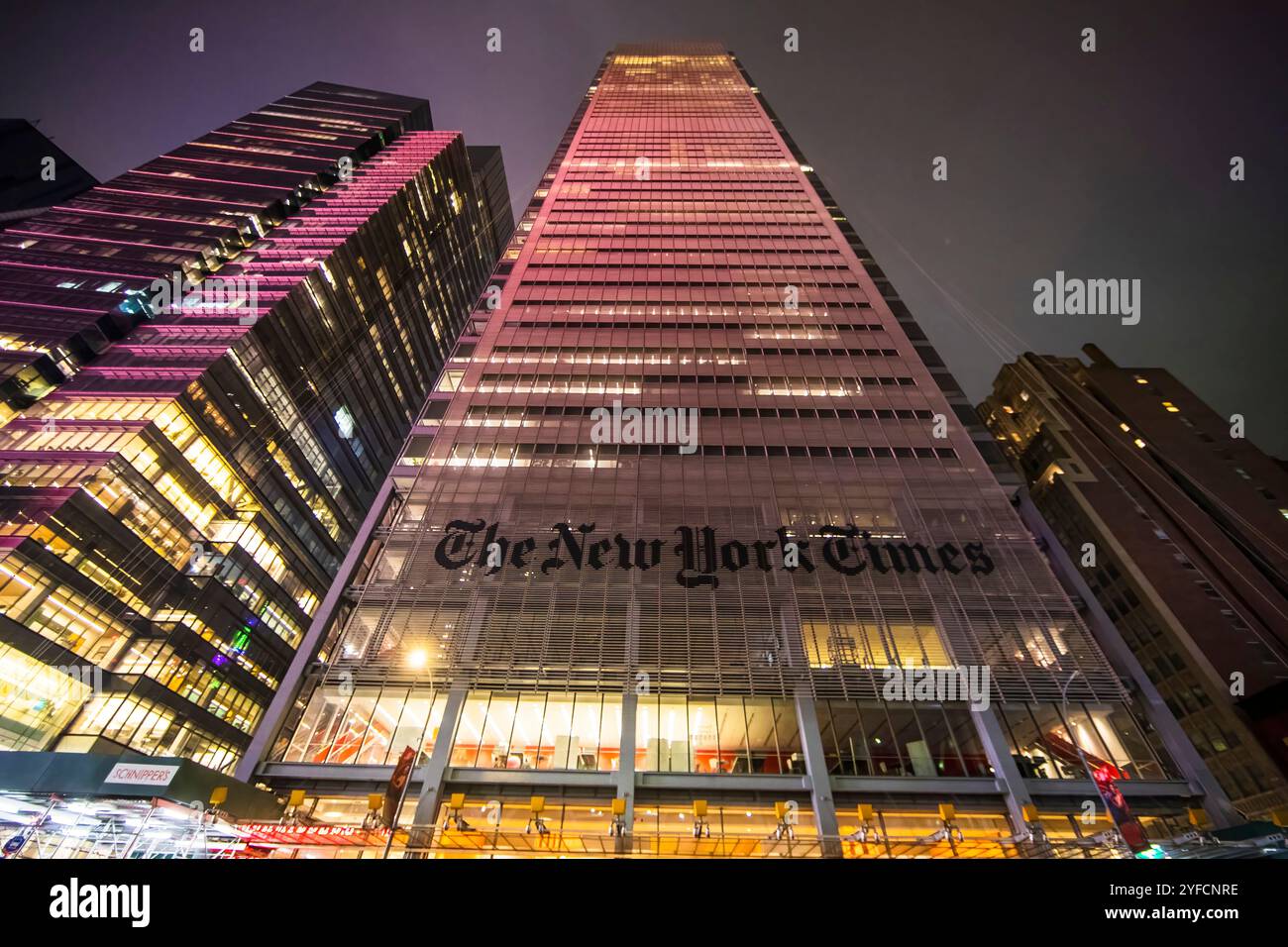 Entrance new york times newspaper hi-res stock photography and images ...
