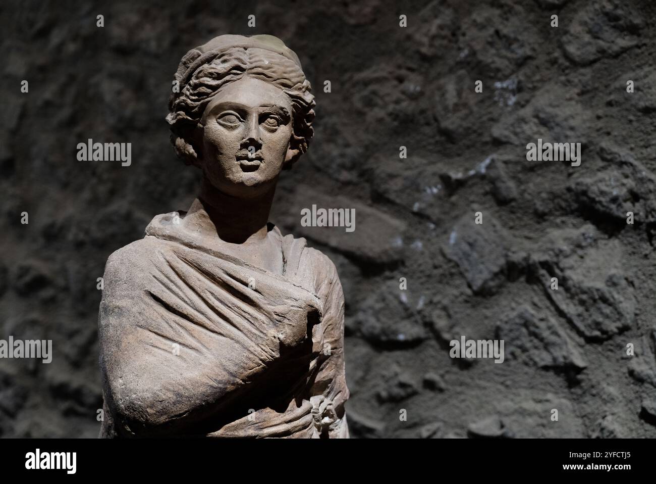 Ancient roman woman statue hi-res stock photography and images - Alamy