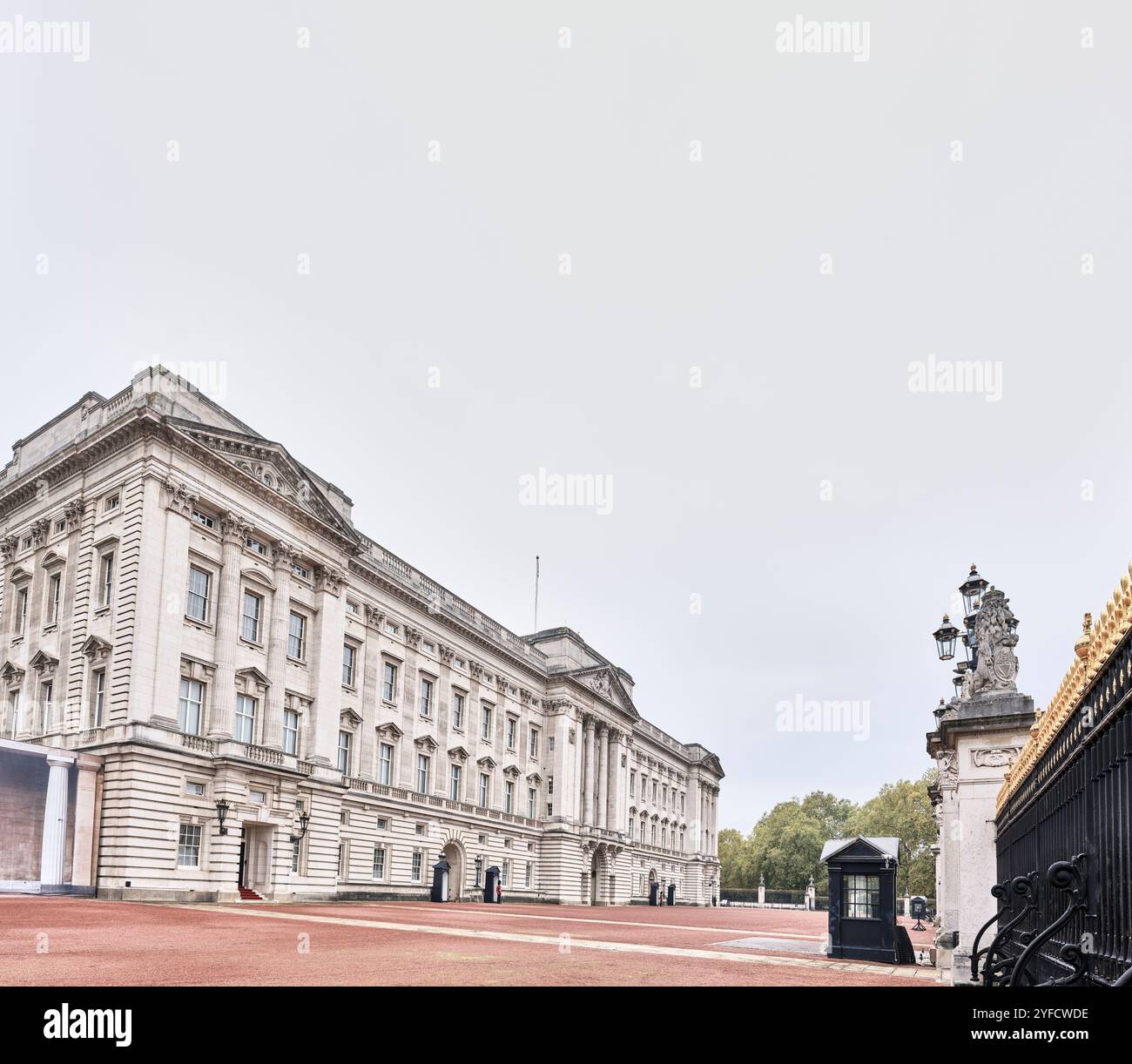 Courtyard at the front of Buckingham Palace, London, England Stock ...