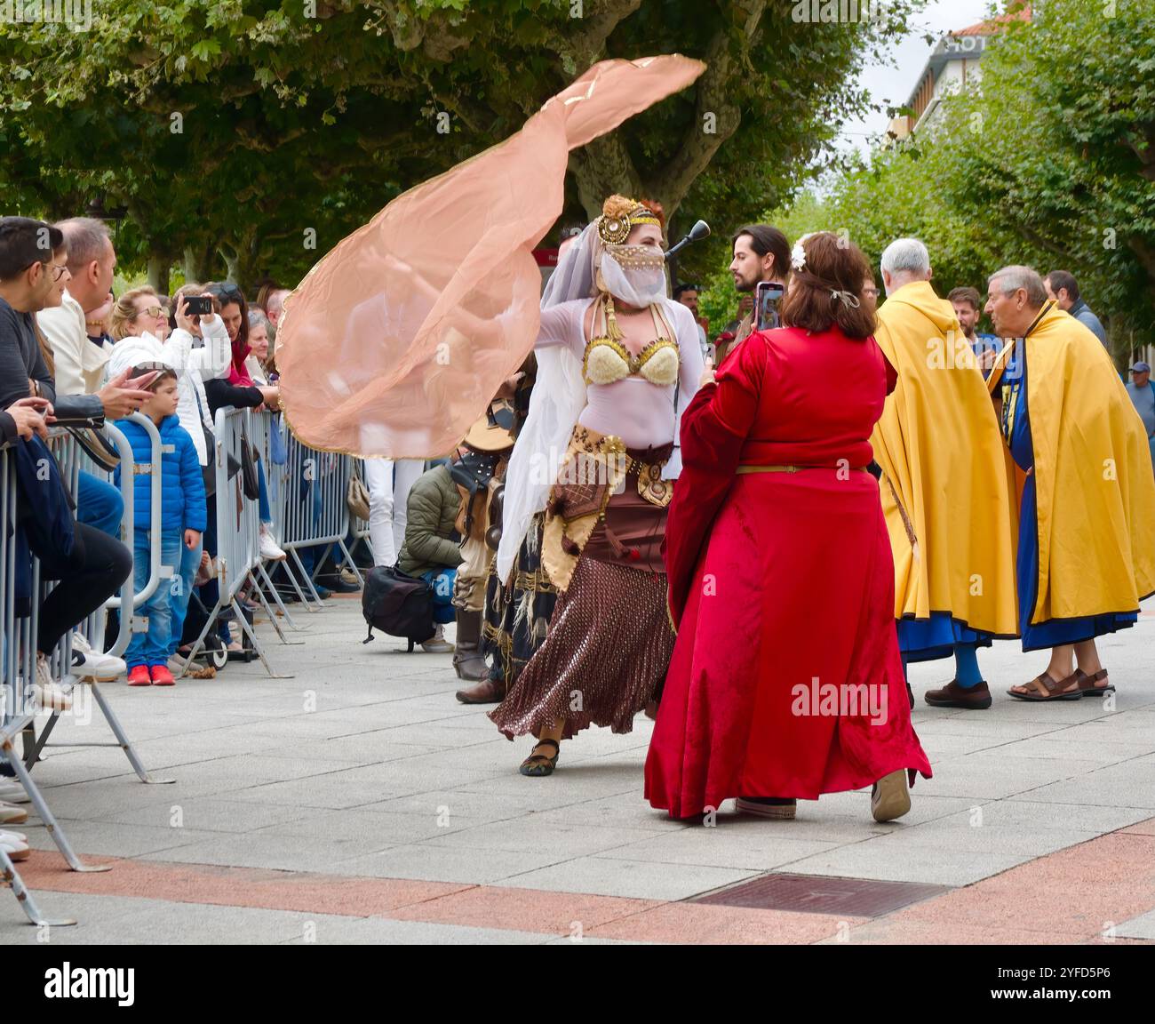 Belly dance costume hi-res stock photography and images - Alamy