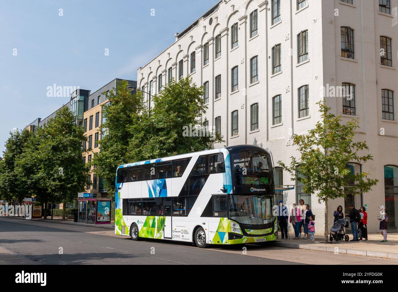 People queuing for the PR4 Park and Ride bus at Cambridge Train Station ...