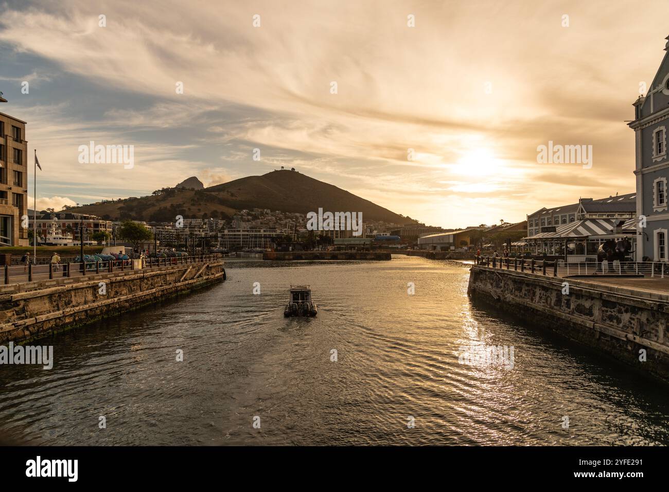 the clouds over table mountain as seen from Cape Town harbour Stock ...