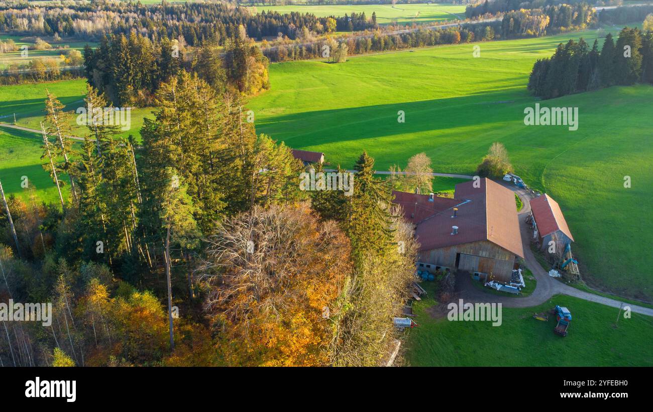 Wiesen mit scheune und traktor hi-res stock photography and images - Alamy