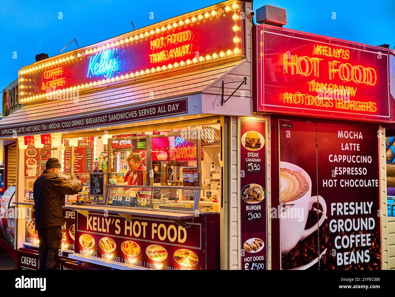 Food kiosk in Blackpool at night during the illuminations Stock Photo ...