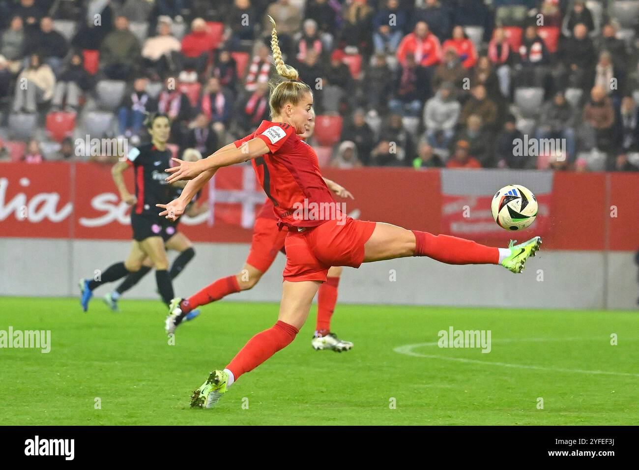Maria Luisa GROHS (goalkeeper FCB) on the ball, action, individual ...