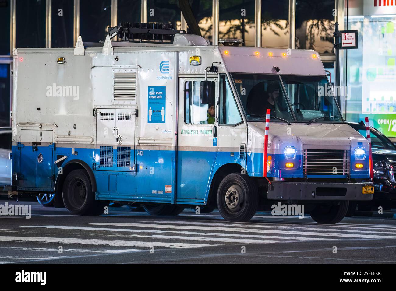 Con Edison maintains. Step van Stock Photo - Alamy
