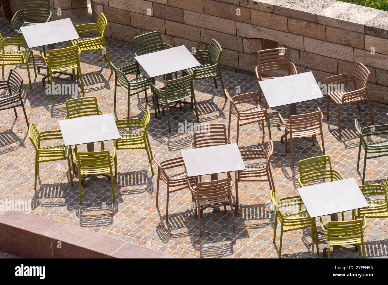 Cafe terrace outdoors hi-res stock photography and images - Alamy