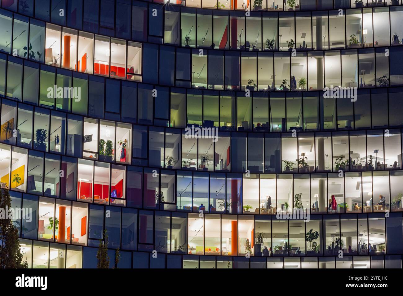 Vienna: office building, glas facade, look into offices, OMV ...