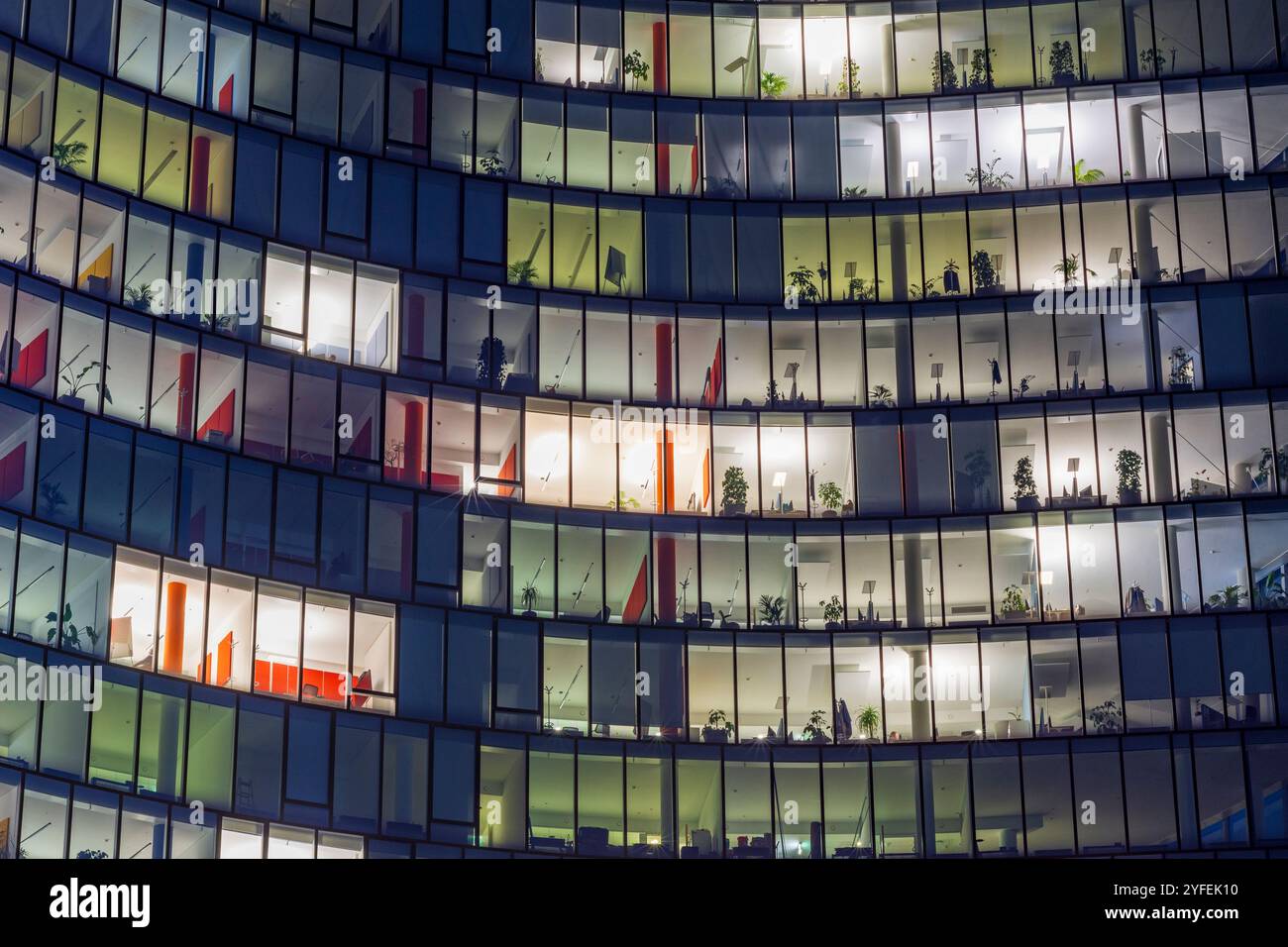 Vienna: office building, glas facade, look into offices, OMV ...